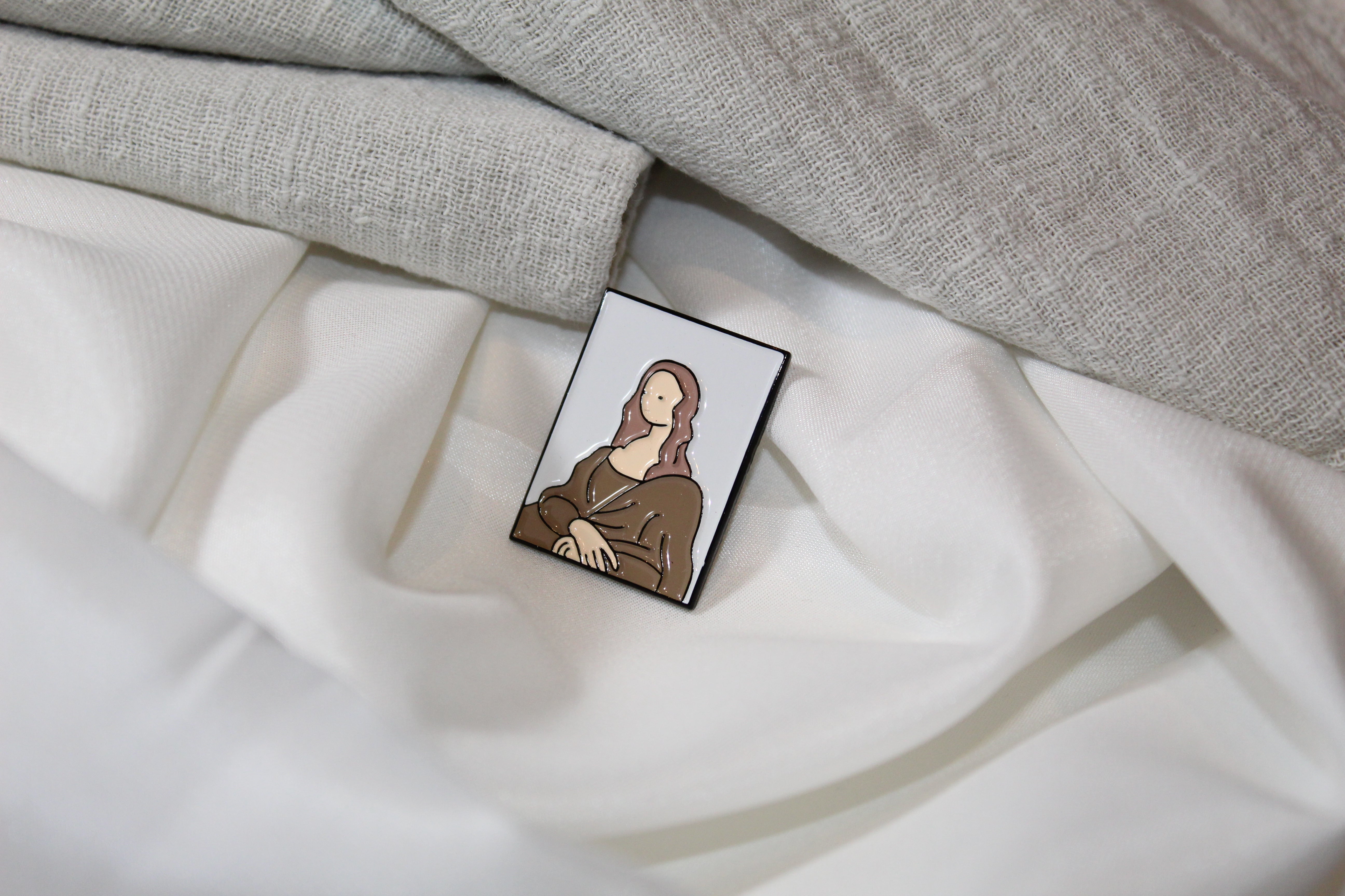 Pin Mona Lisa – Aura joyería y más